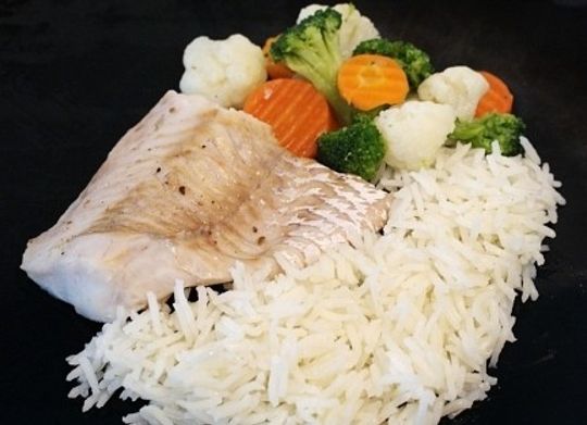 filete-de-merluza-con-arroz-basmati-y-verduras-al-vapor?rev=1669364747240