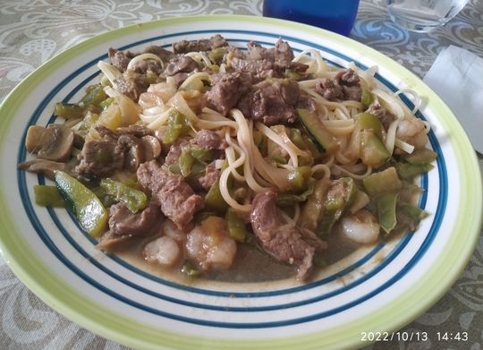 Ternera con tallarines estilo chino