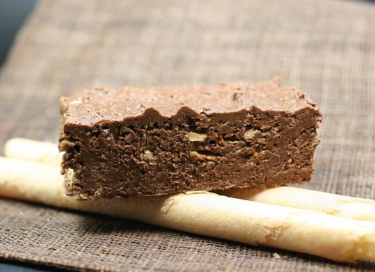 Turrón de praliné, chocolate y neulas