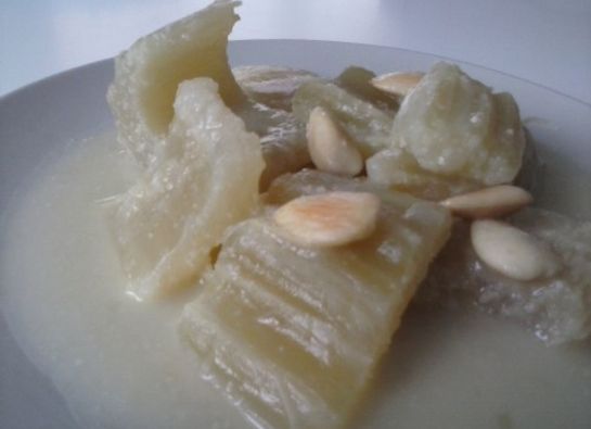 Cardo con salsa de almendras